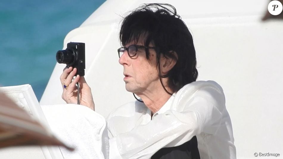 Exclusif - Ric Ocasek et son fils Oliver se prélassent sur la plage à ...