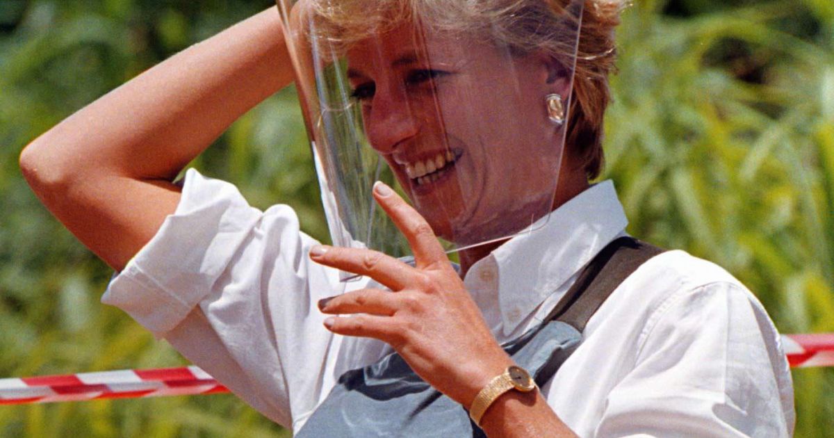 La princesse de Galles, Lady Di, visite un champ de mines anti ...