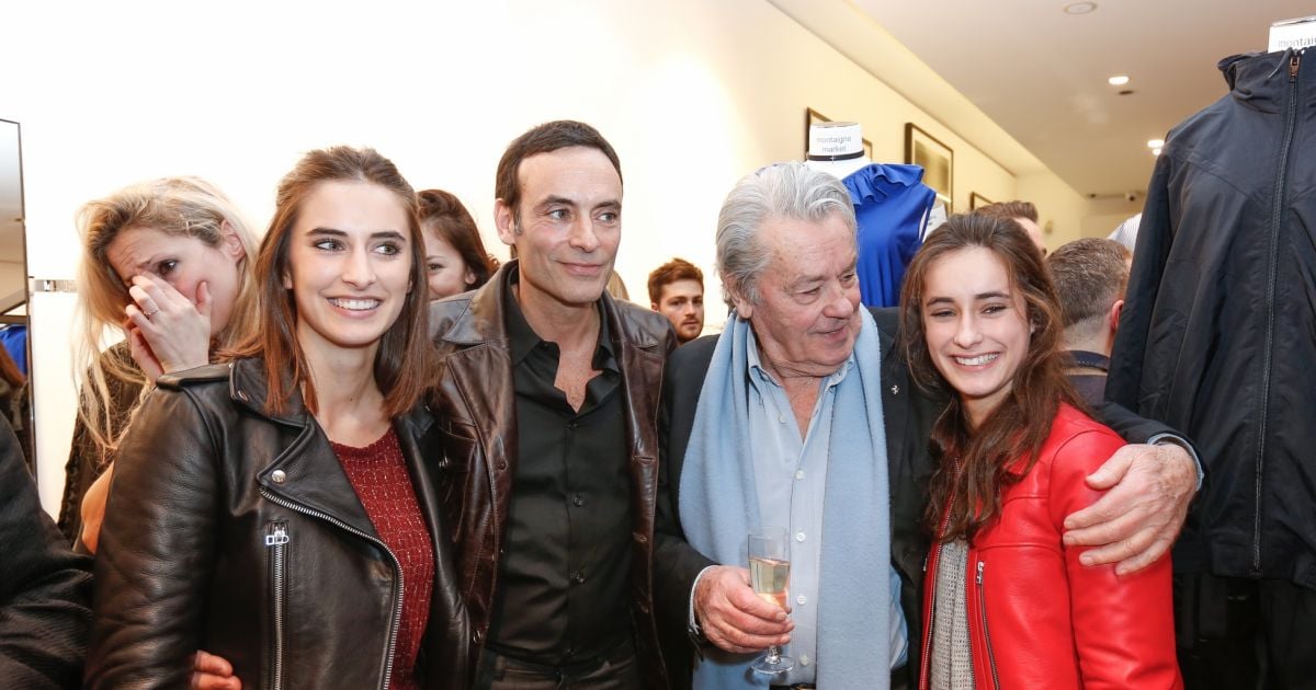 Alain Delon avec ses petites filles Lou et Liv et son fils Anthony ...