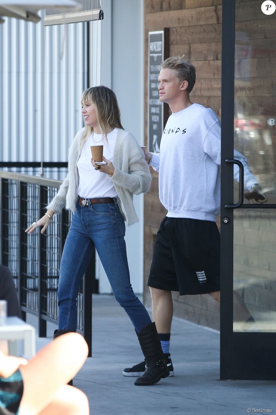 Miley Cyrus et son nouveau compagnon Cody Simpson sont allés acheter un ...