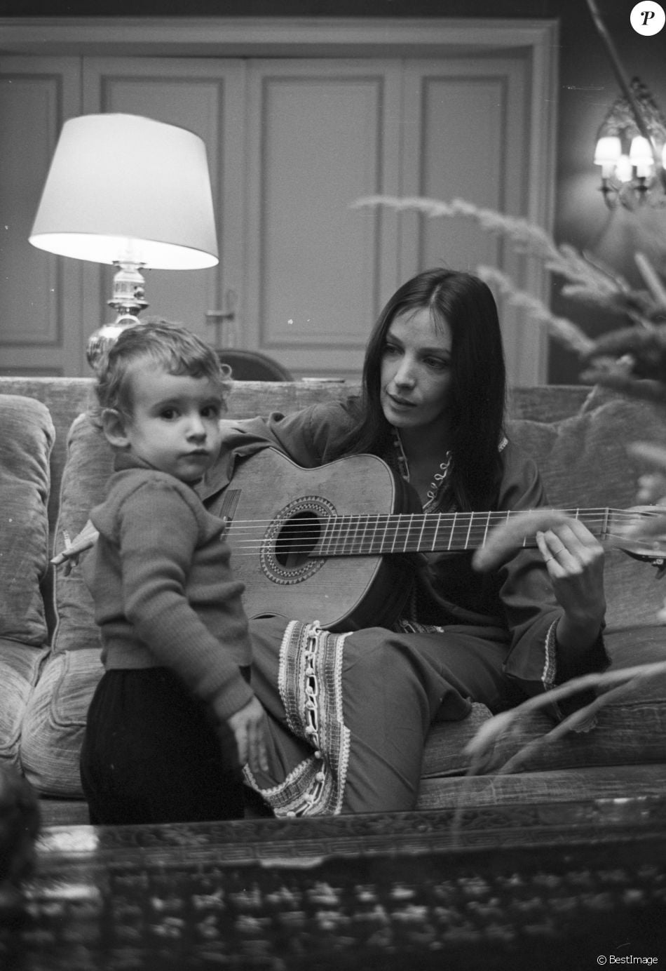 Marie Laforêt chez elle, avec sa fille Lisa Azuelos le 20 octobre 1967 ...