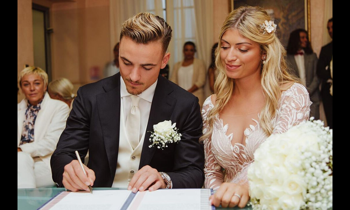 Photo : Arthur le jour de son mariage avec Elsa Dasc, à la mairie, le ...