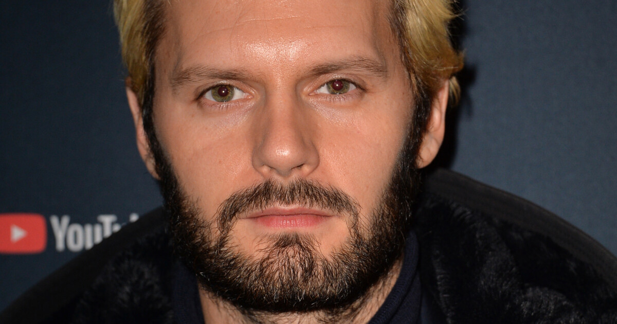 Hugo Becker (Gossip Girl) change de tête pour poser au côté d'Emma de ...