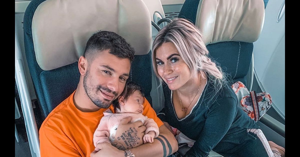 Carla Moreau, Kevin Guedj et Ruby dans un avion, le 13 novembre 2019 ... Carla Moreau, Kevin Guedj et Ruby dans un avion, le 13 novembre 2019 ...