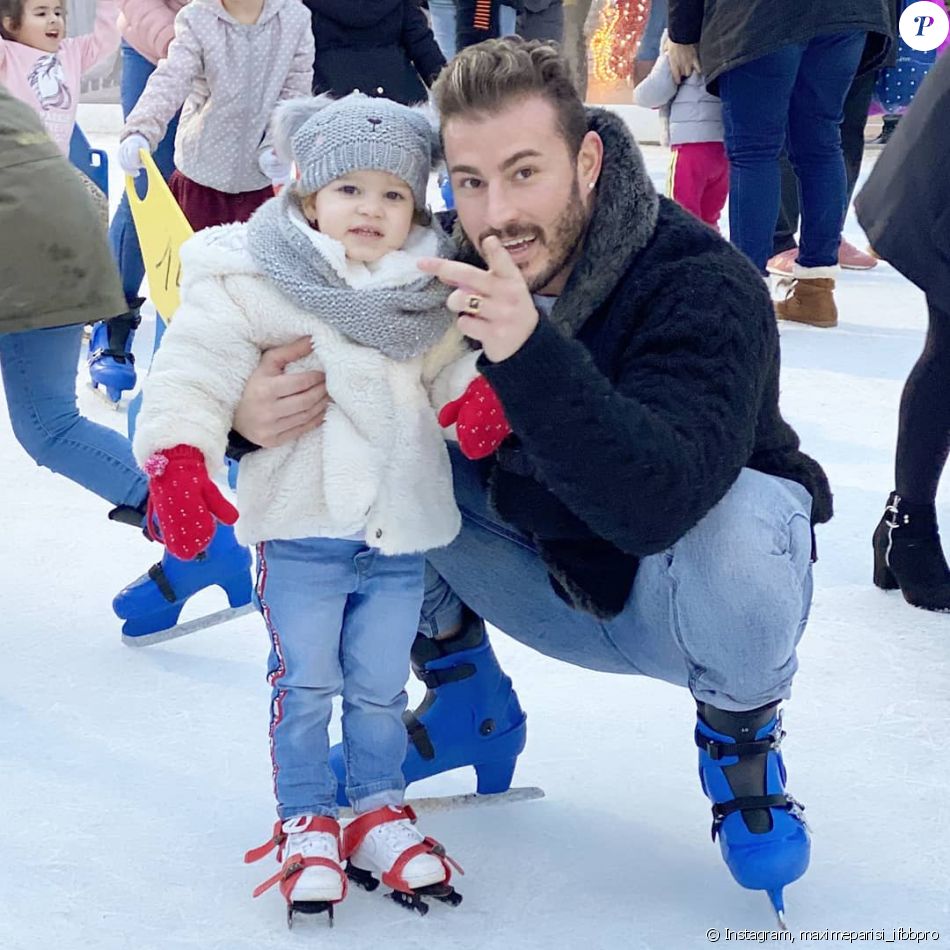 Maxime Parisi avec sa fille Luna à la patinoire, le 7 janvier 2020 ...