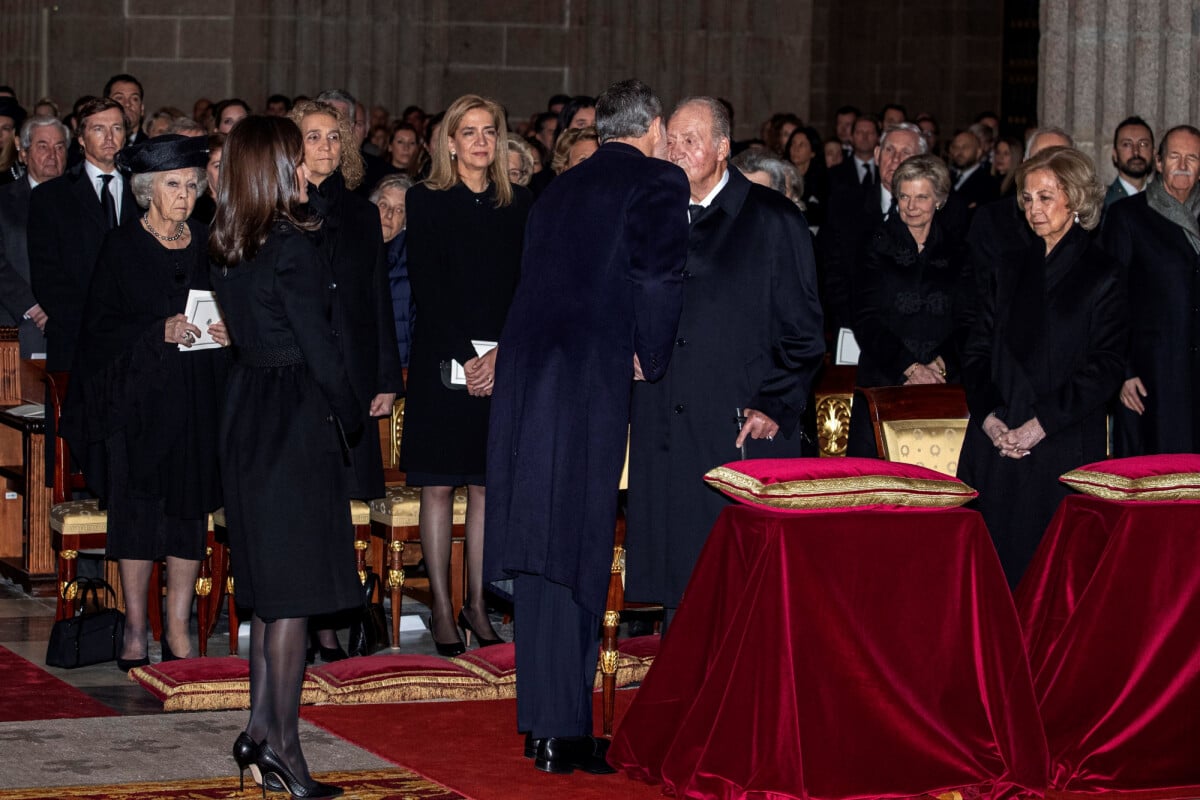 Photo Le Roi Felipe Vi Qui Embrasse Ici Son Père Juan Carlos Et La