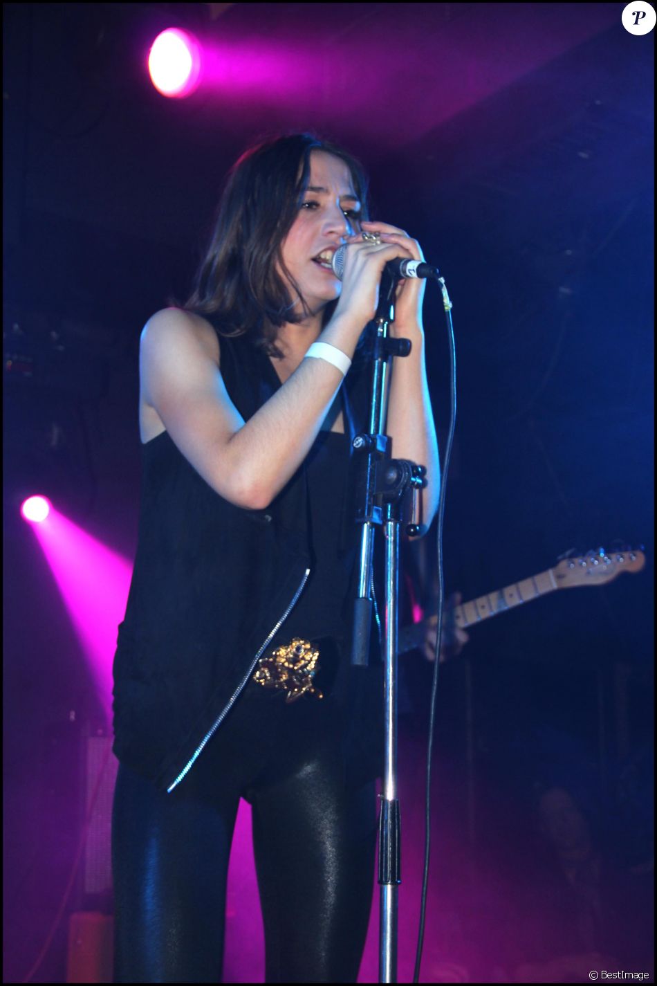 Izïa Higelin en concert au Bus Palladium, à Paris, le 23 mars 2011 ...