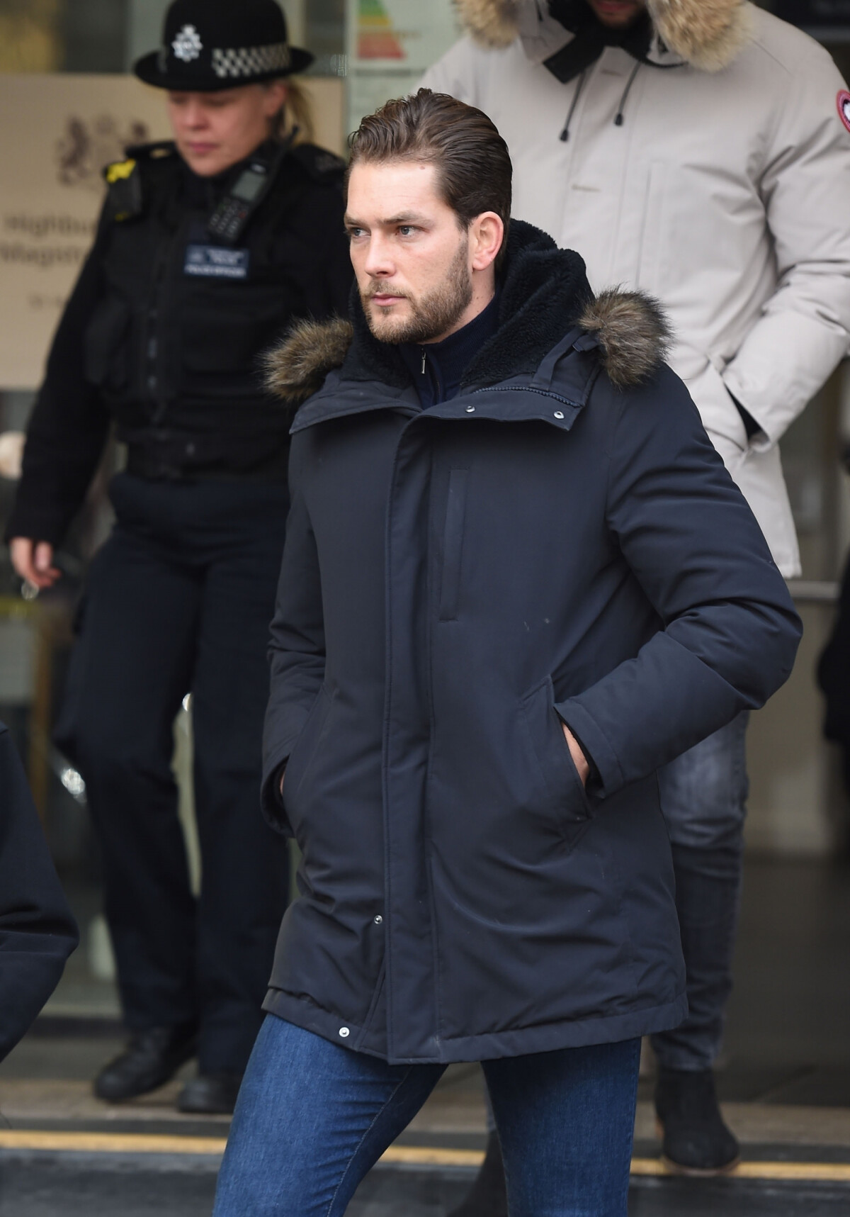 Photo : Lewis Burton à la sortie du tribunal à Londres après l'audience ...
