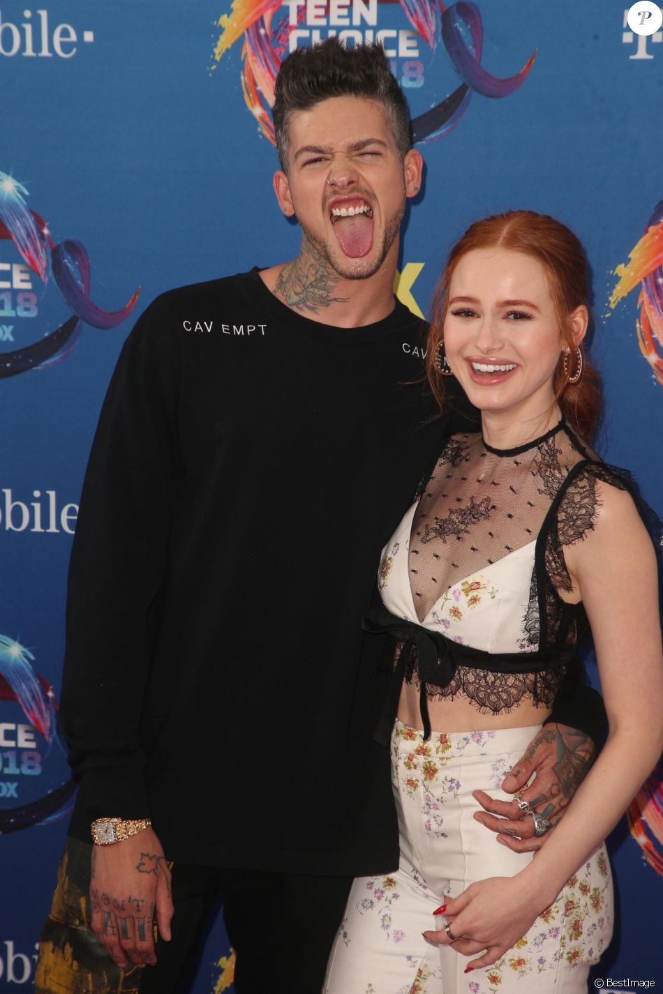 Travis Mills et sa compagne Madelaine Petsch à la soirée FOX's Teen ...