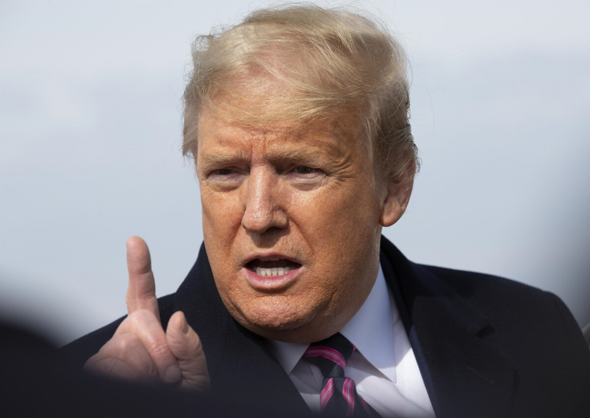 Photo : Le président Donald J. Trump parle à la presse au départ de ...