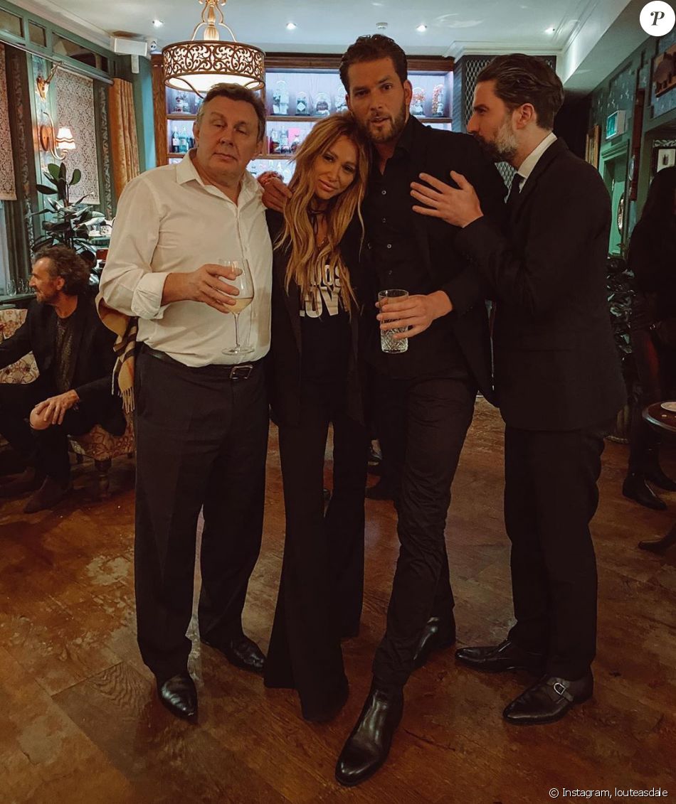 Lewis Burton, le défunt compagnon de Caroline Flack, avec des amis de l ...