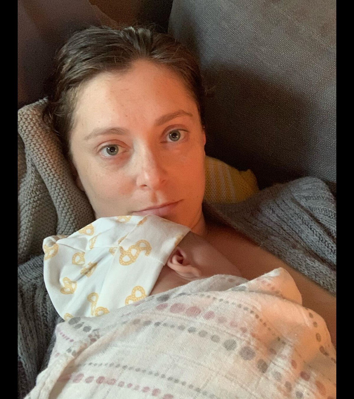 Photo : Rachel Bloom, maman pour la première fois, pose avec son bébé ...