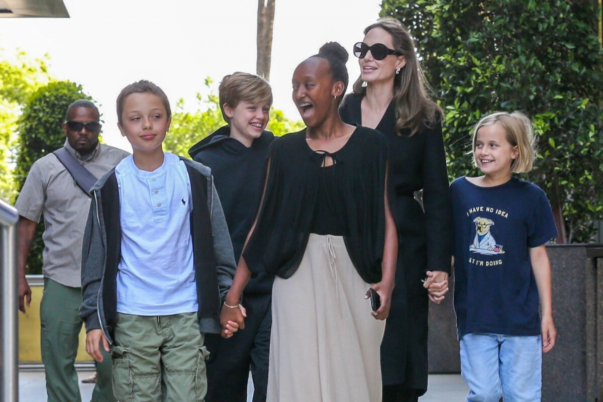 Photo Angelina Jolie Et Ses Quatres Enfants Vivienne Zahara Knox Et