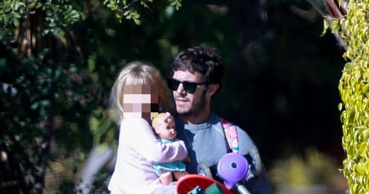 Exclusif - Adam Brody sort prendre l'air avec sa fille Arlo tandis que ...