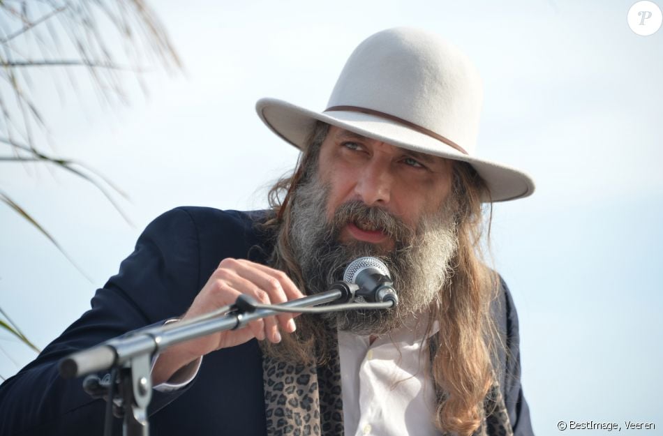 Sébastien Tellier - Live de Sébastien Tellier sur la plage de la Villa ...