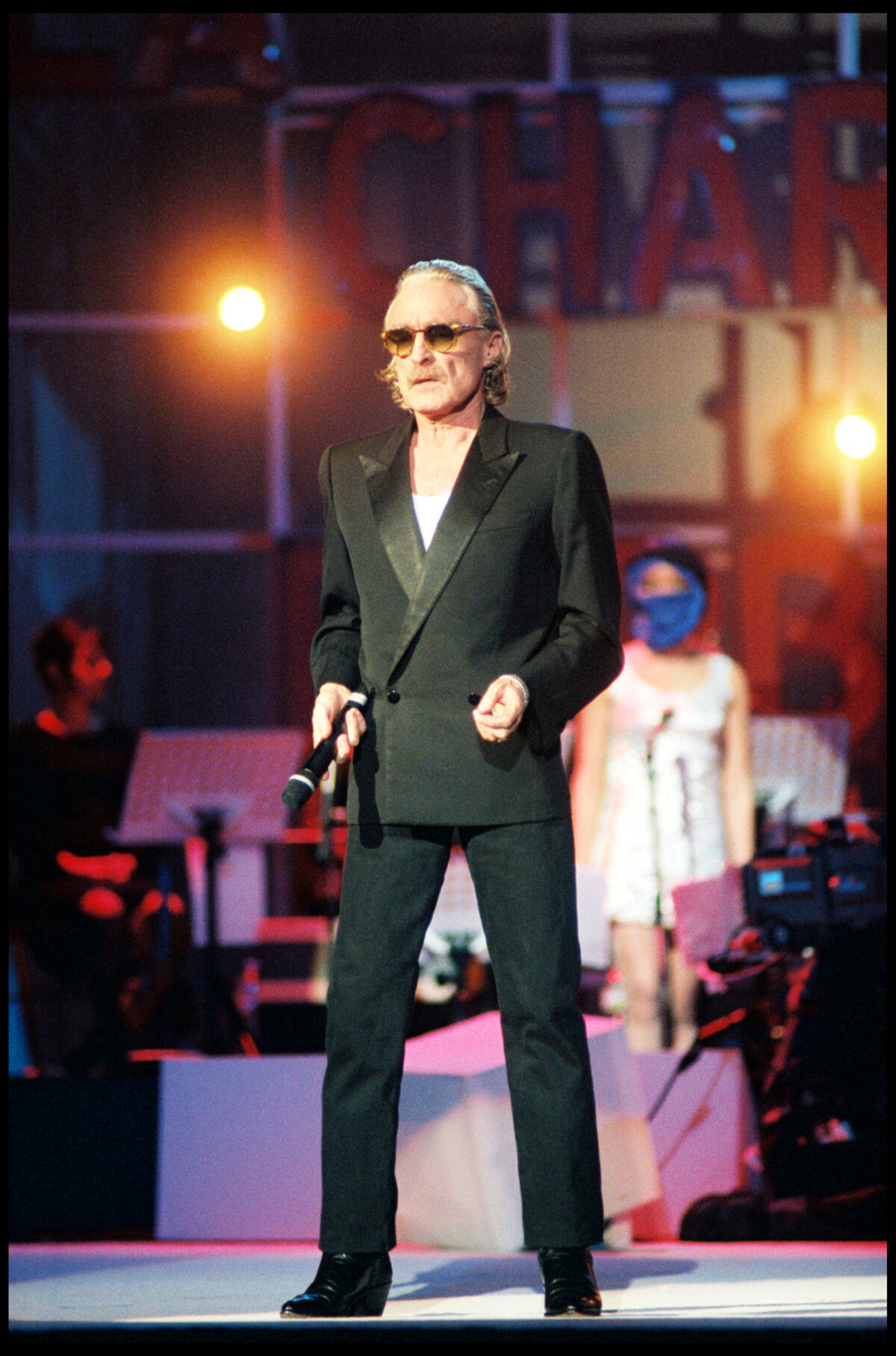 Photo : Christophe (Daniel Bevilacqua), en 1997 à l'Olympia à Paris. Le ...