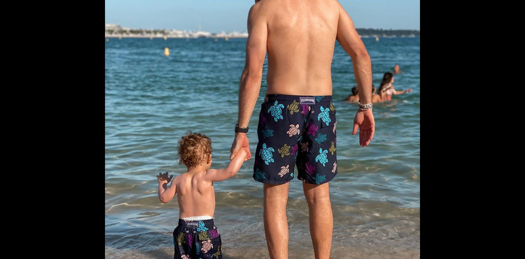 Amir : Sortie à la mer avec son fils, un craquant duo assorti - Purepeople Amir : Sortie à la mer avec son fils, un craquant duo assorti - Purepeople