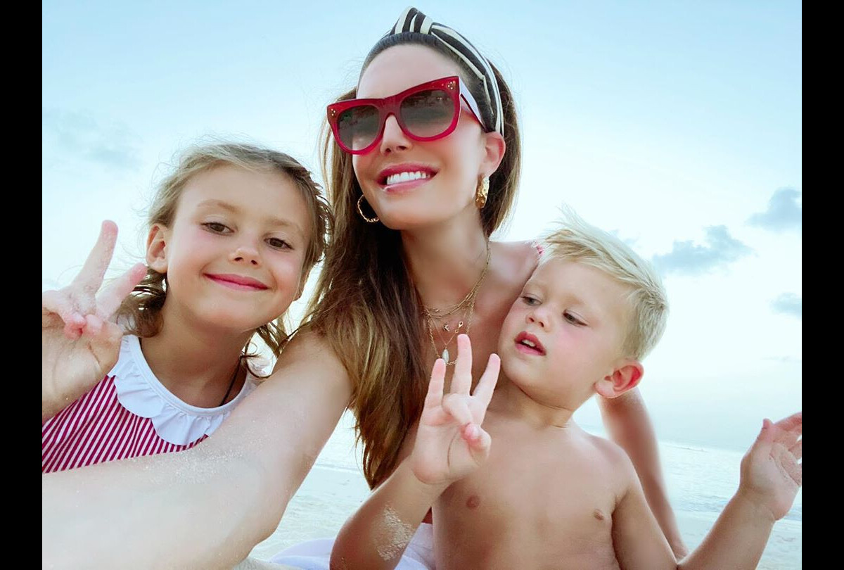 Photo : Elizabeth Chambers avec ses enfants Harper et Ford au printemps ...