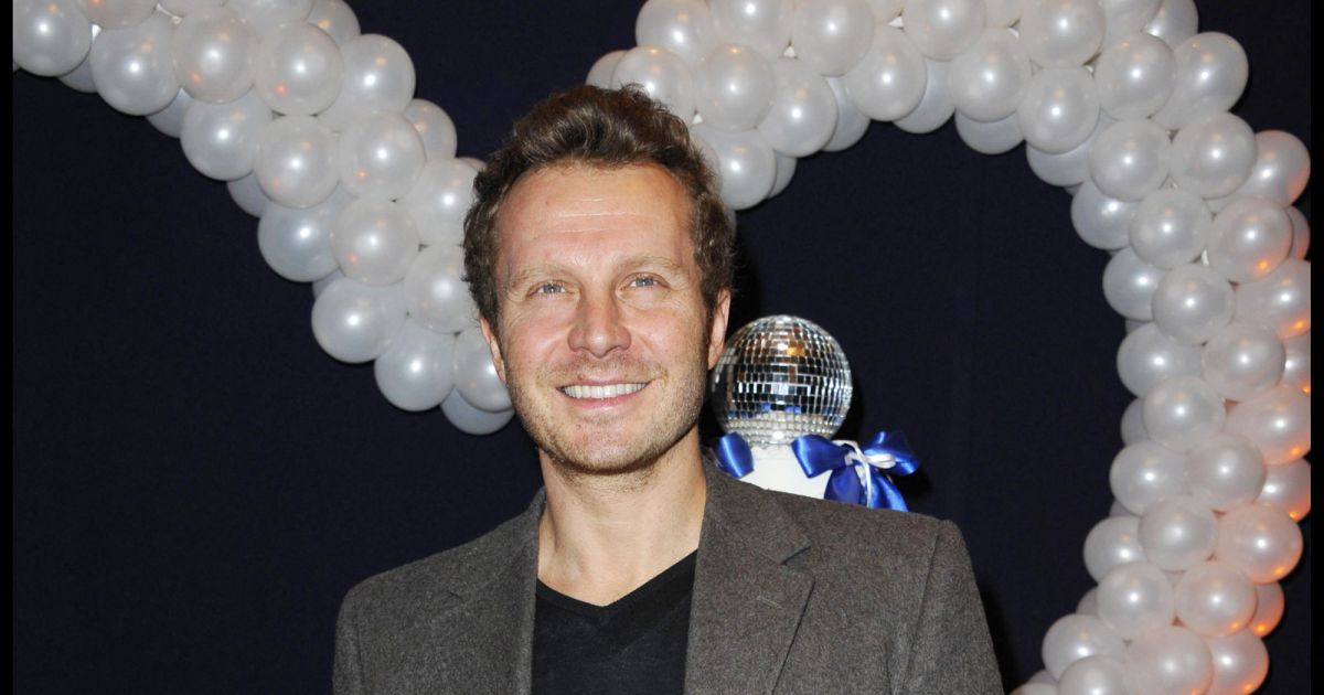 Le chanteur Sinclair - Comédie musicale Mamma Mia au théâtre Mogador à ...