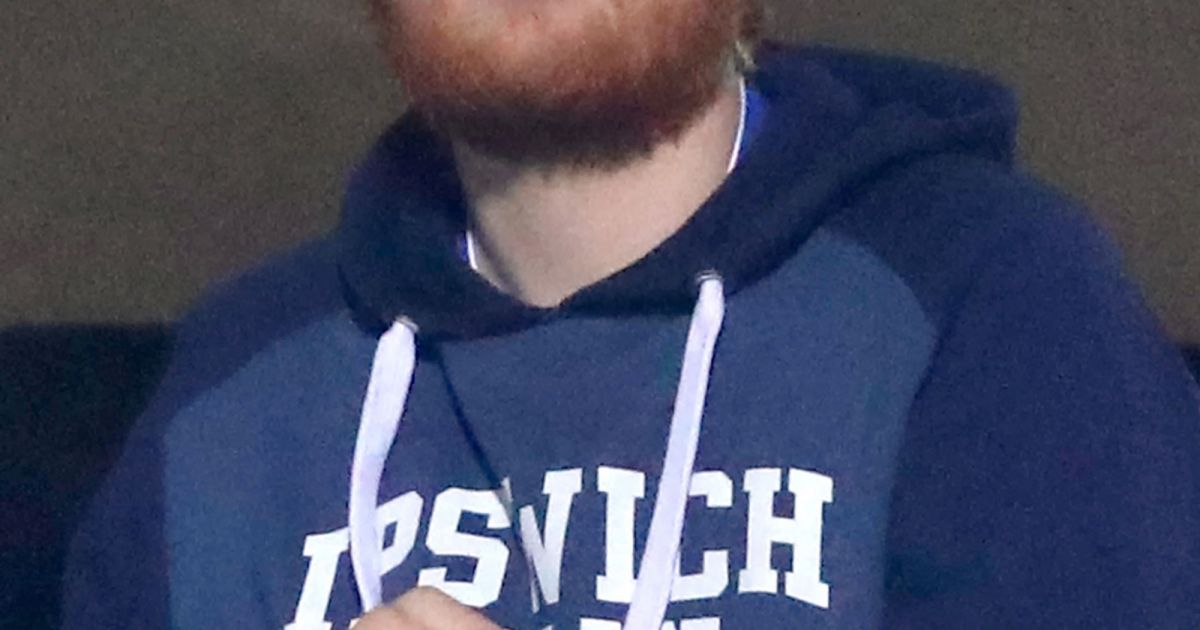 Ed Sheeran dans les tribunes du match de football Ipswich Town contre ...