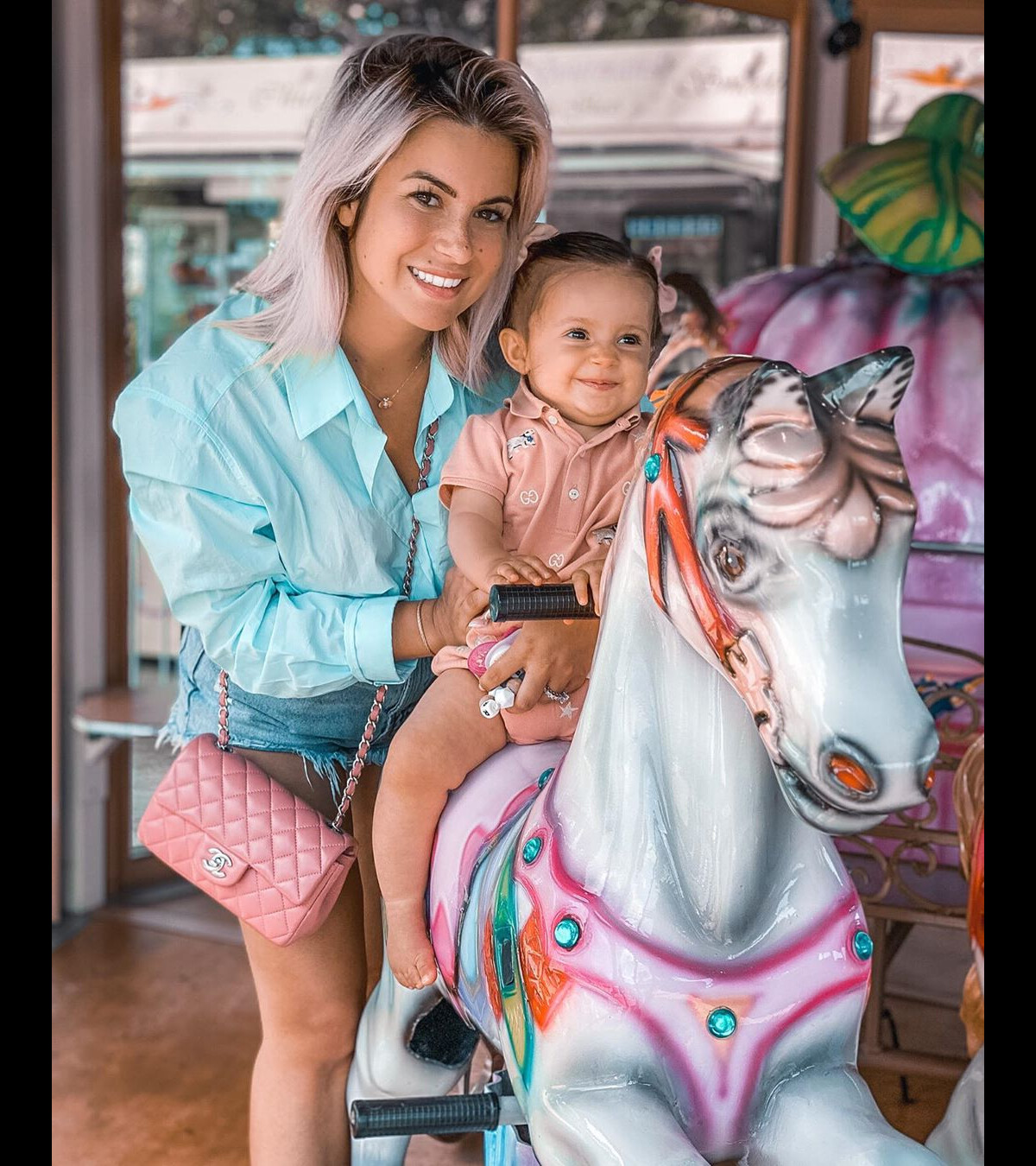 Photo : Carla Moreau avec sa fille Ruby au manège, le 16 juillet 2020 ...