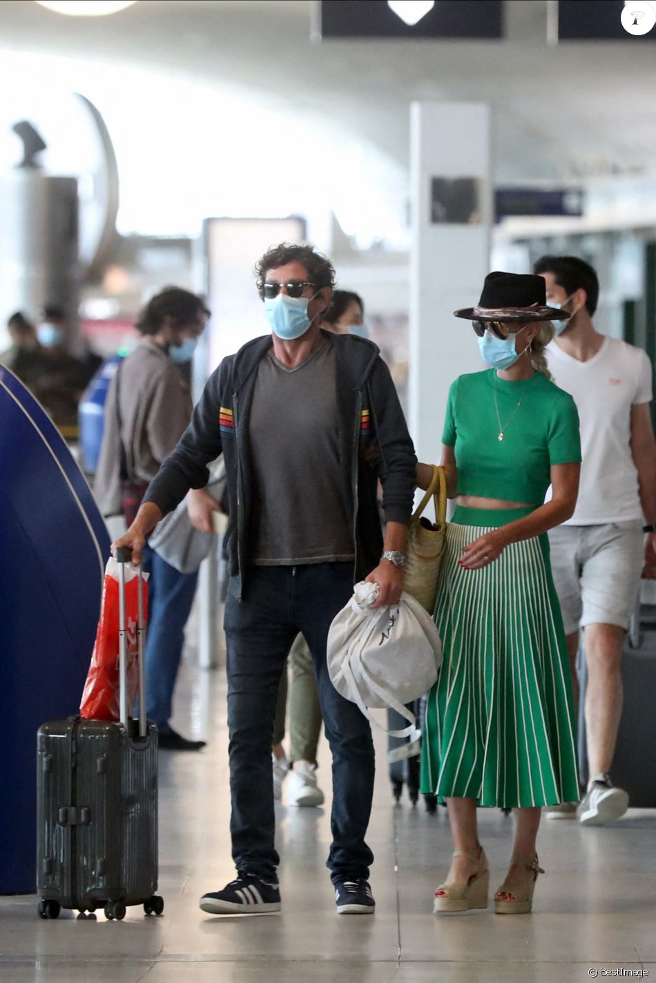 Exclusif - Laeticia Hallyday et son compagnon Pascal Balland arrivent à ...