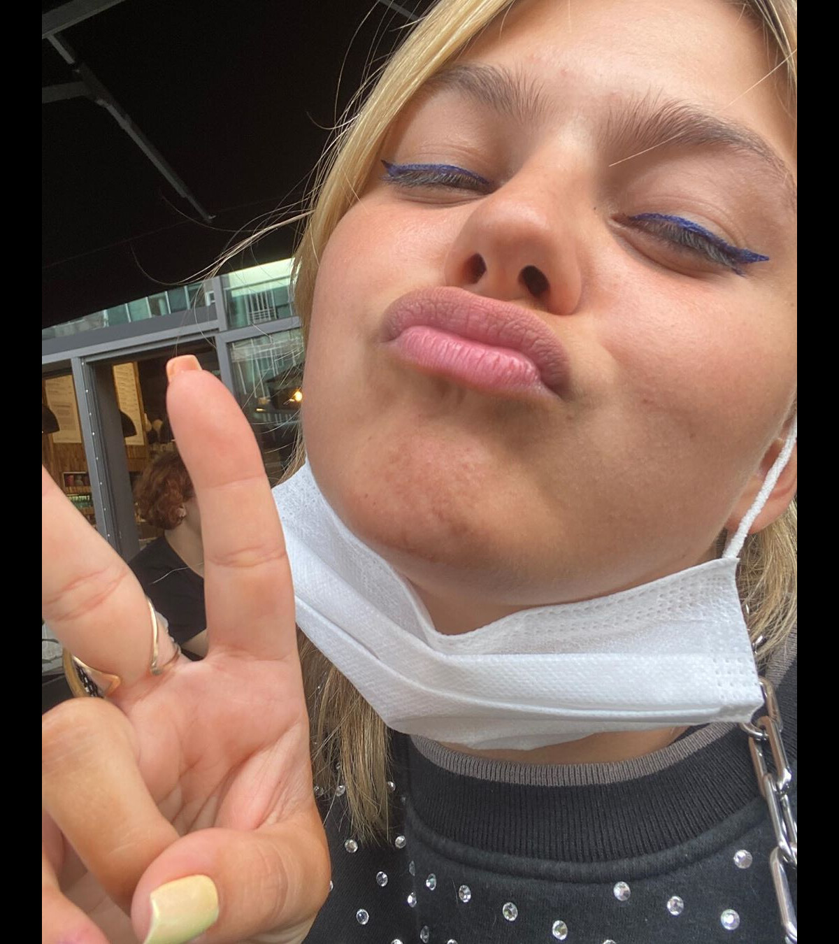 Photo : Louane en mode selfie sur Instagram. - Purepeople