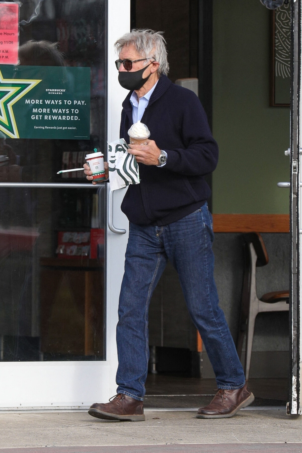 Photo : Exclusif - Harrison Ford à la sortie d'un Starbucks à Hadley ...