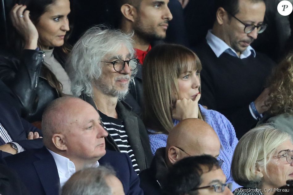Louis Bertignac et sa compagne Laeticia dans les tribunes lors du match de ligue des champions ...