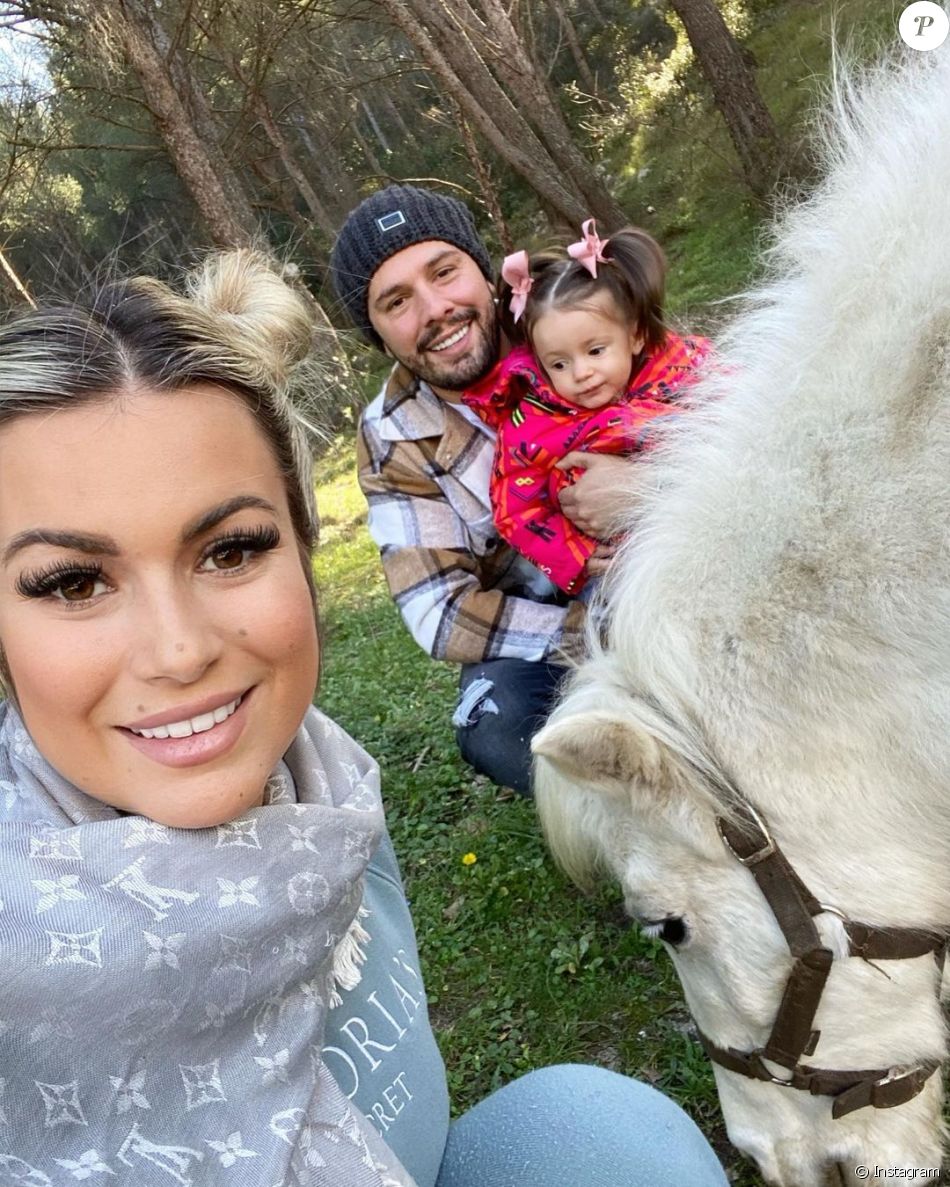 Carla Moreau et Kevin Guedj avec leur fills Ruby, février 2021 - Purepeople