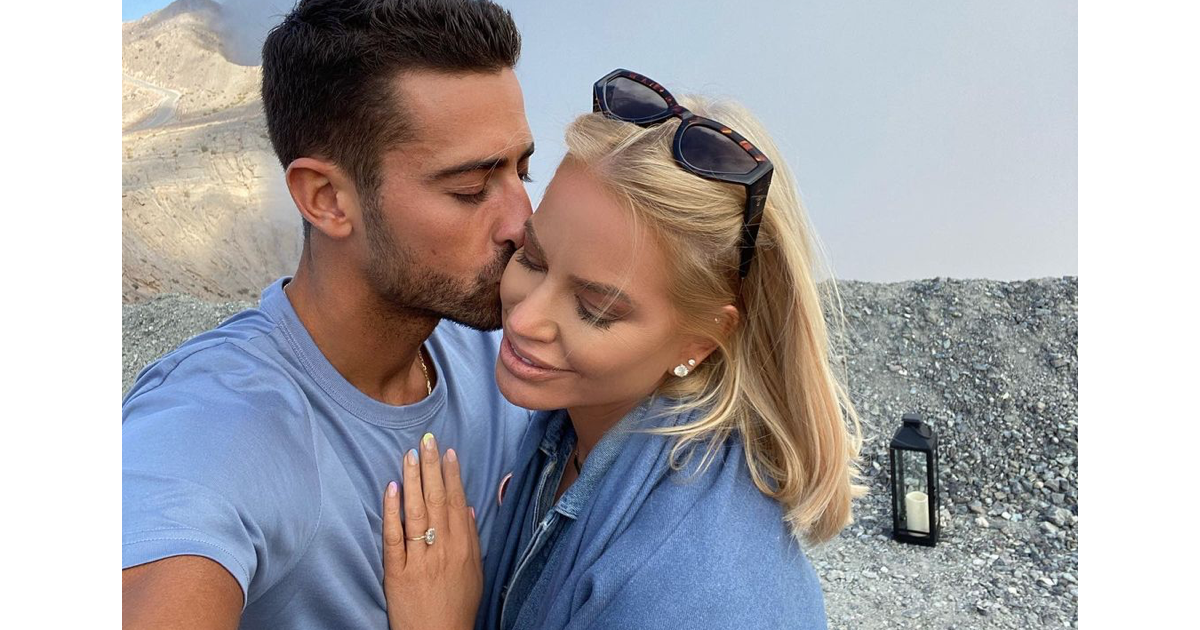 Caroline Stanbury, créatrice du podcast Divorced Not Dead, pose avec ...