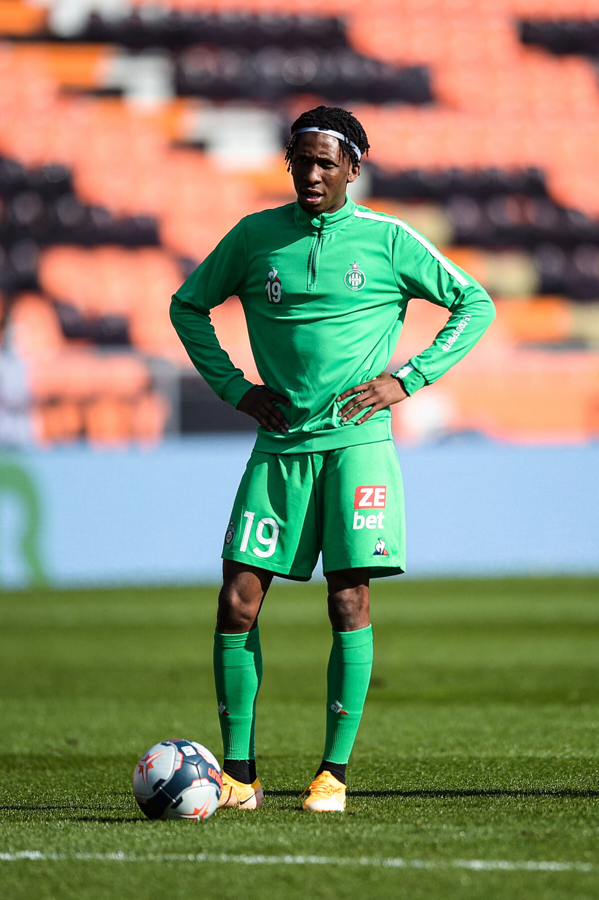 Photo : Echauffement - Yvan Neyou ( 19 - Saint Etienne ) - - FOOTBALL ...