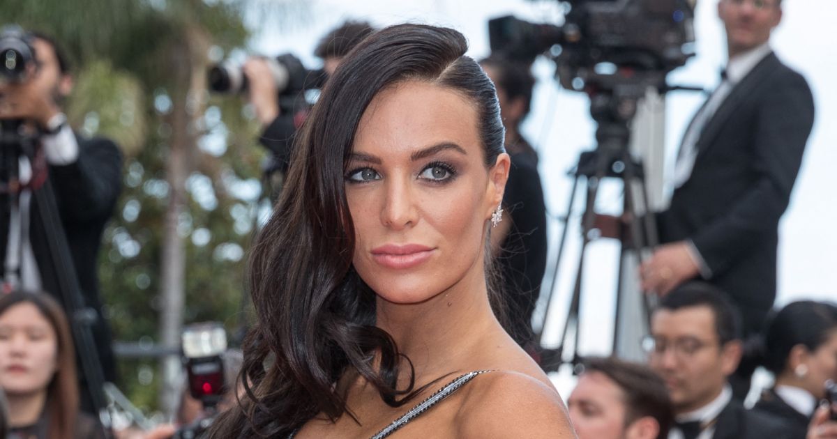 Jade Foret (Lagardère) - Montée des marches du film Ahlat Agaci lors du ...