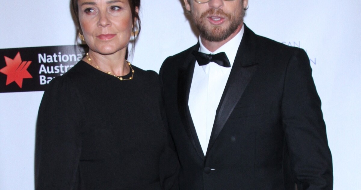 Simon Baker en couple après le divorce : officialisation avec sa ...