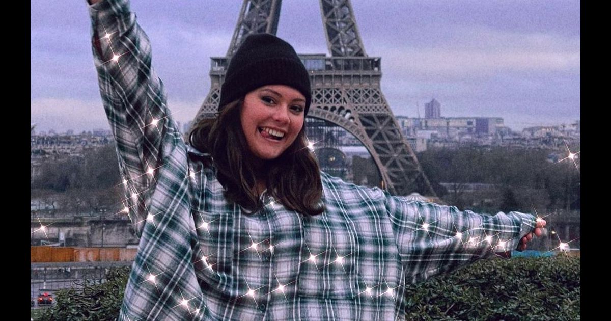 Lou Pernaut pose devant la Tour Eiffel, le 28 janvier 2021 - Purepeople