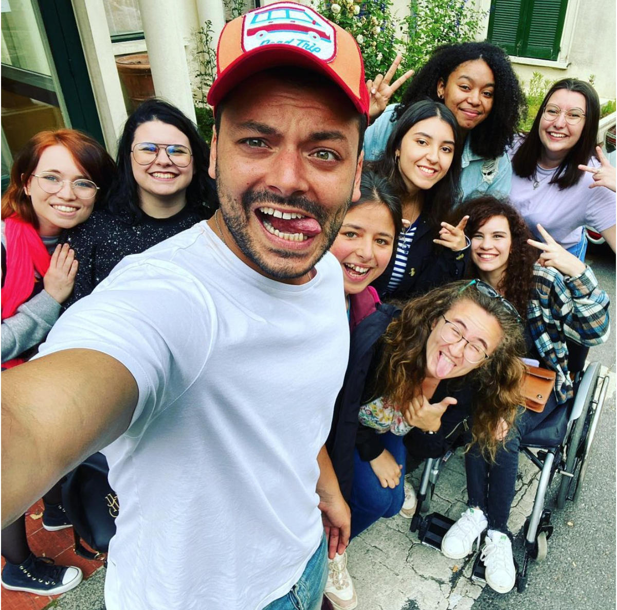 Photo : Kev Adams, ici photographié avec des fans, est accusé d'avoir ...