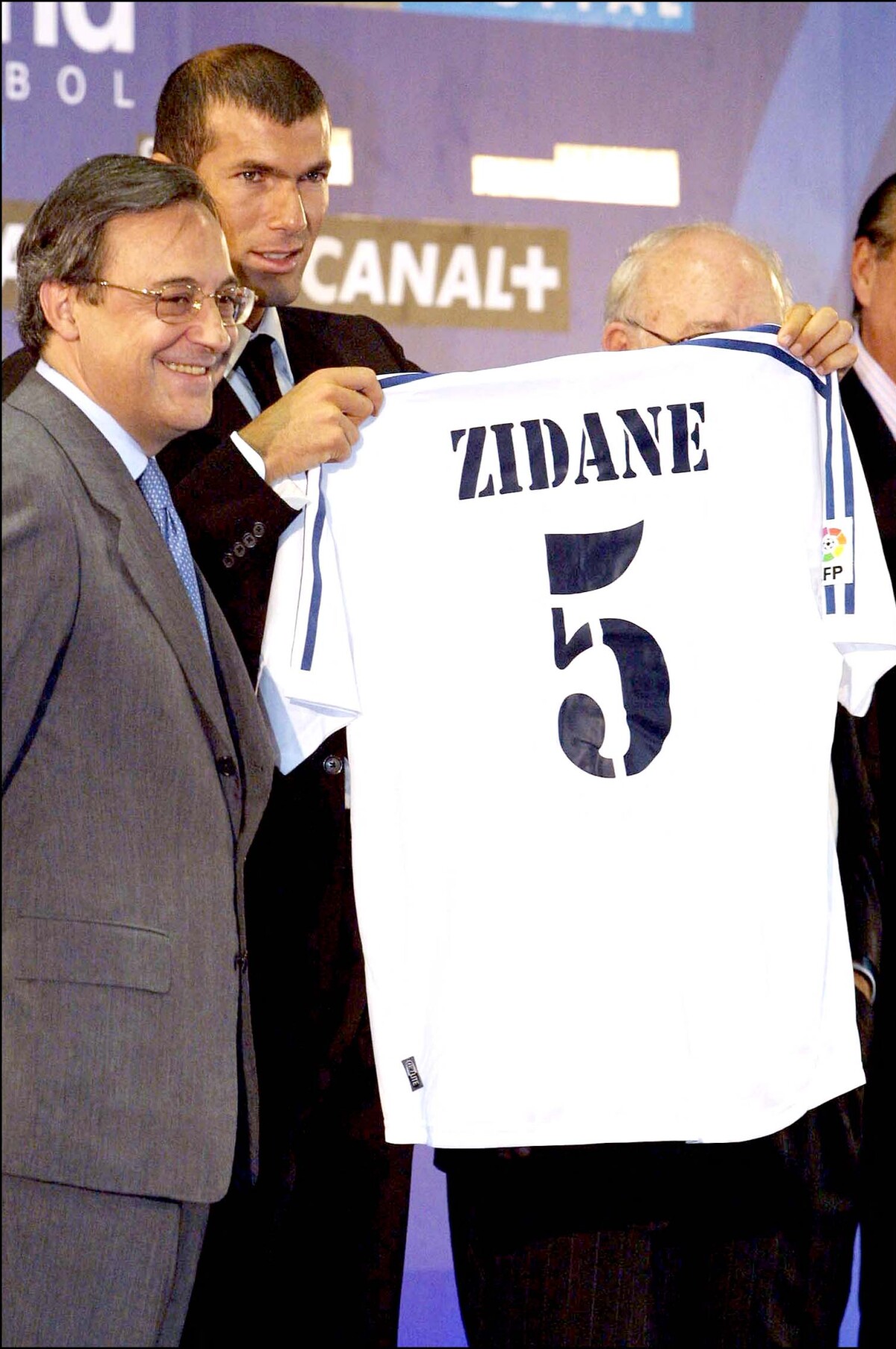 Photo : Zinédine Zidane lors de sa présentation au Real Madrid, où il ...