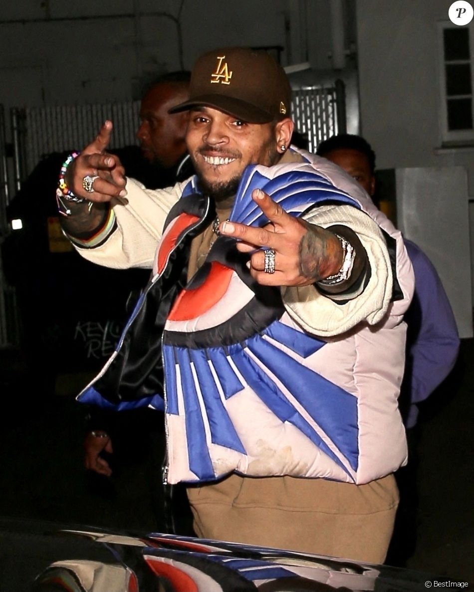 Chris Brown à la sortie du restaurant Craig's à Los Angeles, le 14 mai ...