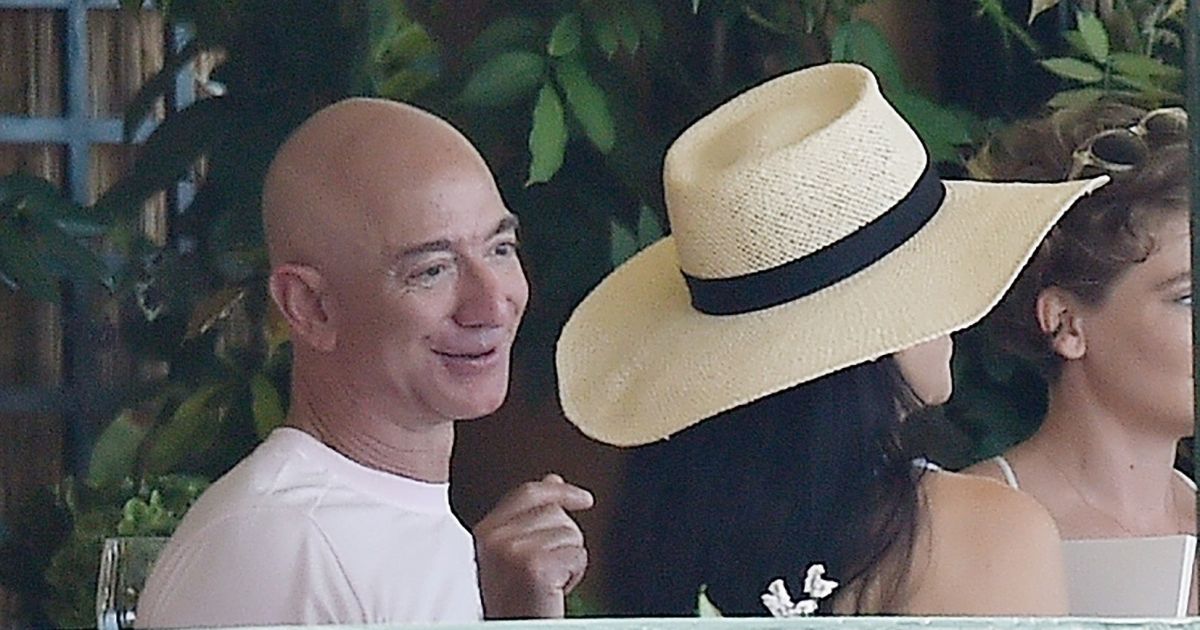 Jeff Bezos avec sa compagne Lauren Sanchez et des amis, David Geffen ...