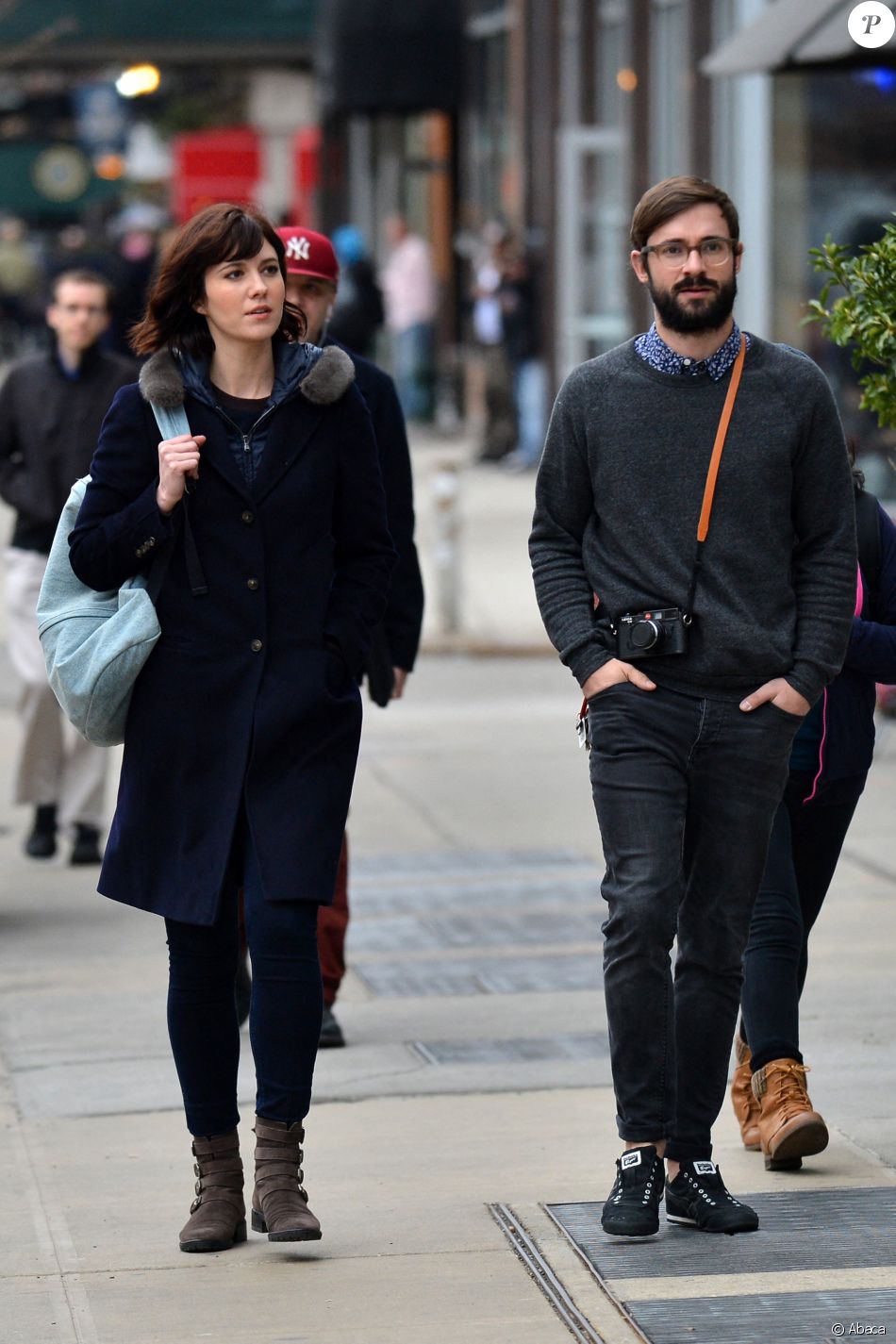 Mary Elizabeth Winstead marchant avec son époux Riley Stearns à SoHo, à ...