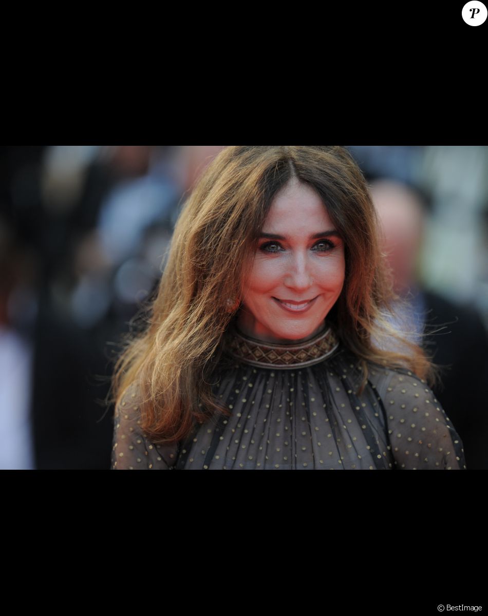 Festival de Cannes : Elsa Zylberstein ose un décolleté très plongeant ...