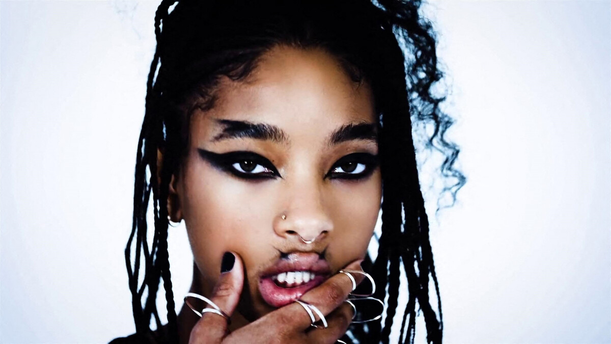 Photo : Willow Smith et Travis Barker dans le clip "Transparent Soul ...