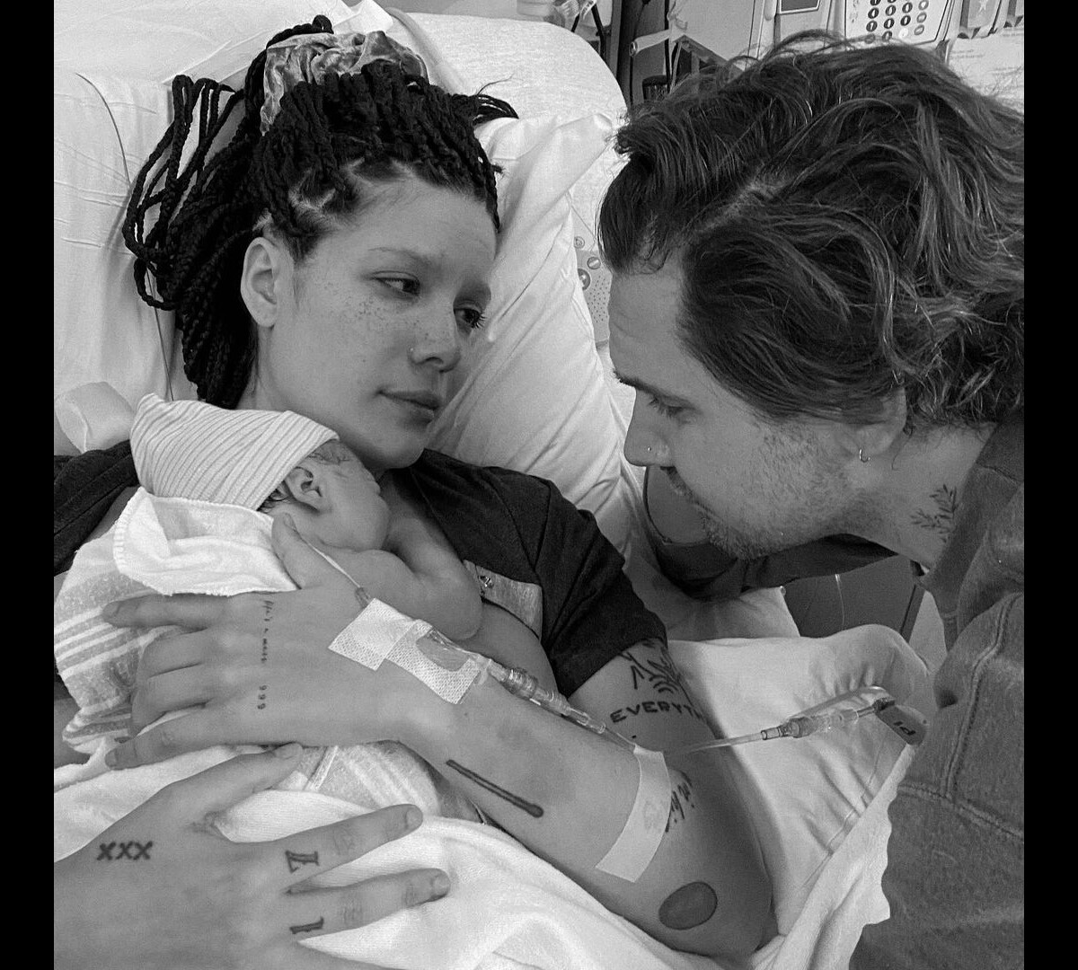 Photo : La chanteuse américaine Halsey annonce la naissance de son ...