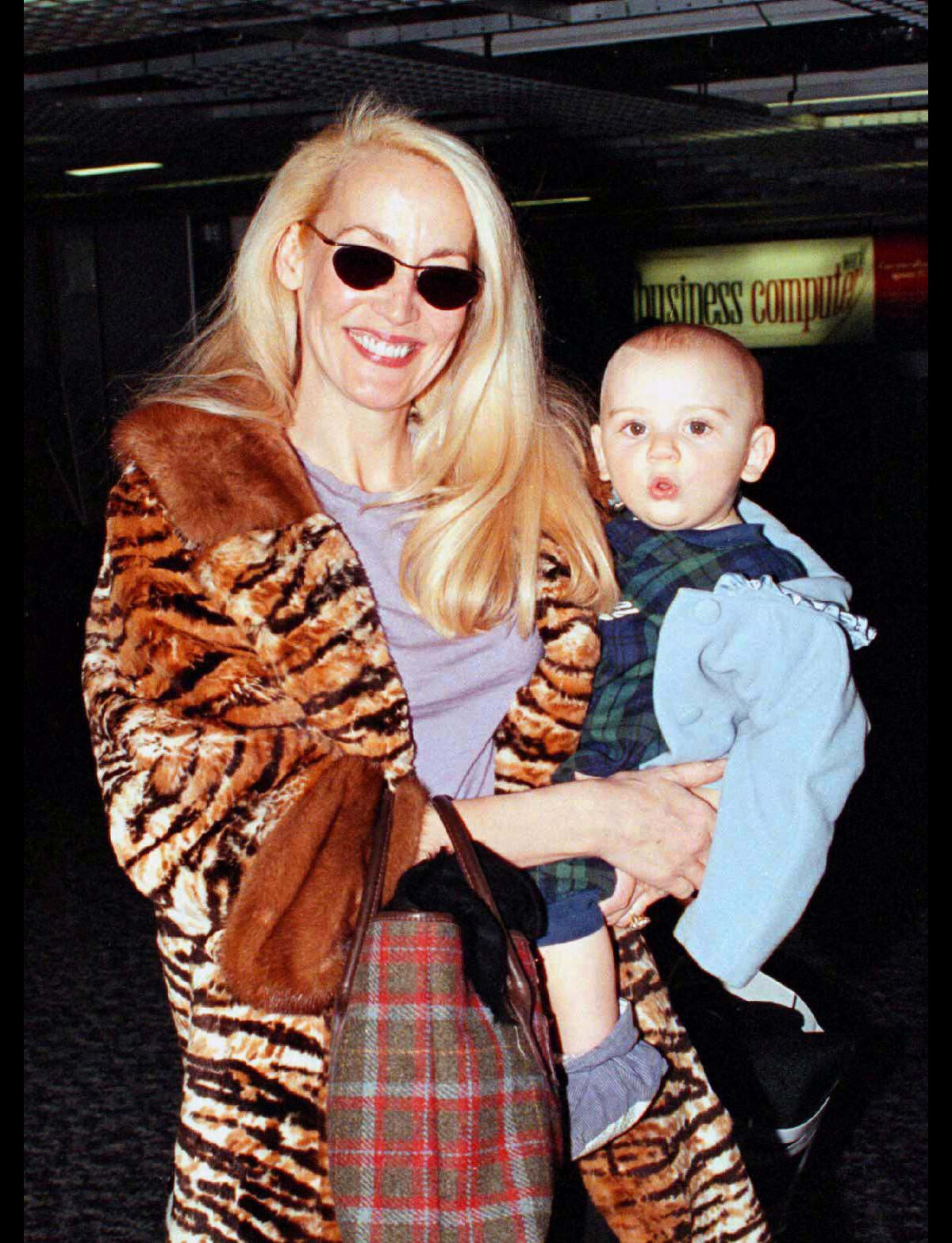 Photo : JERRY HALL ET SON FILS GABRIELLE AEROPORT DE LONDRES HEATHROW ...