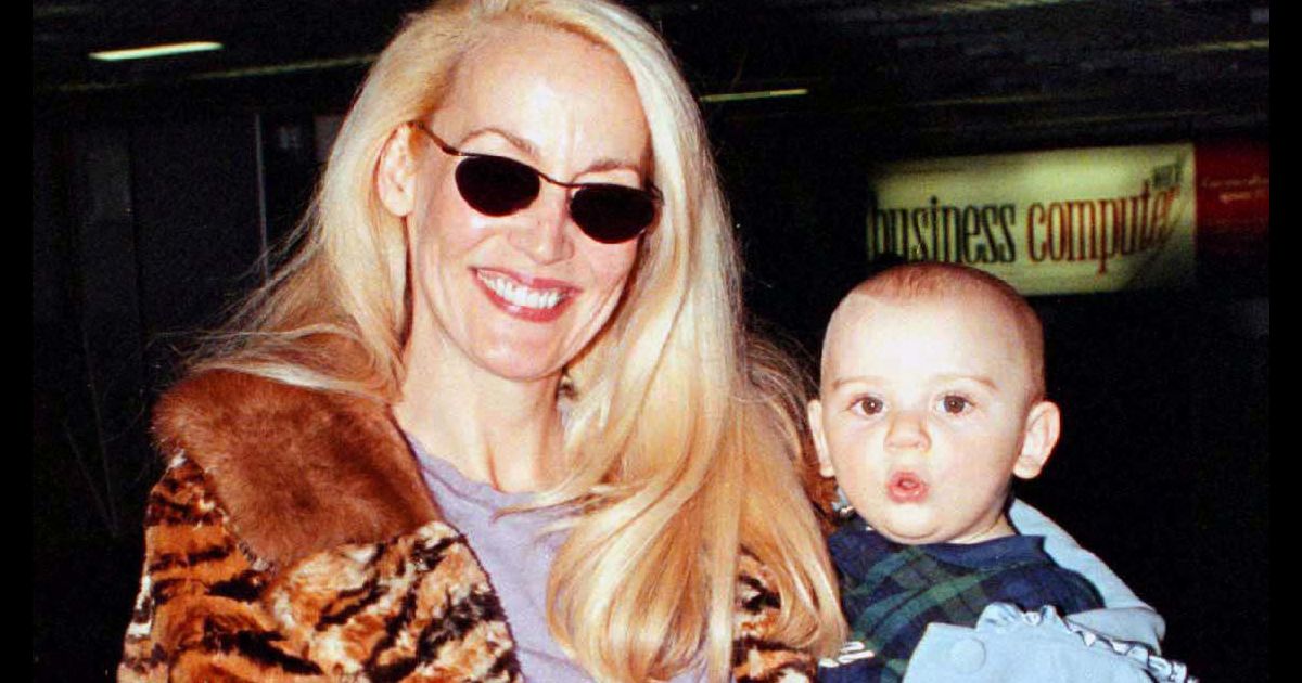 JERRY HALL ET SON FILS GABRIELLE AEROPORT DE LONDRES HEATHROW - Purepeople