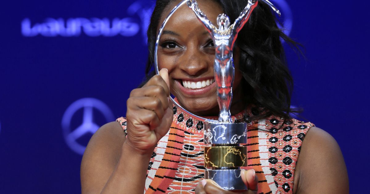 La sportive de l'année Simone Biles pose avec son trophée - Soirée des ...