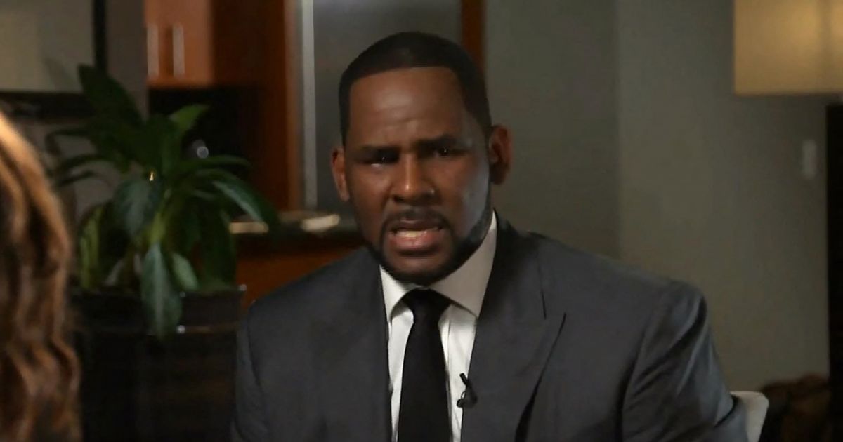 R. Kelly, furieux et en larmes, dément les accusations de pédophilie ...