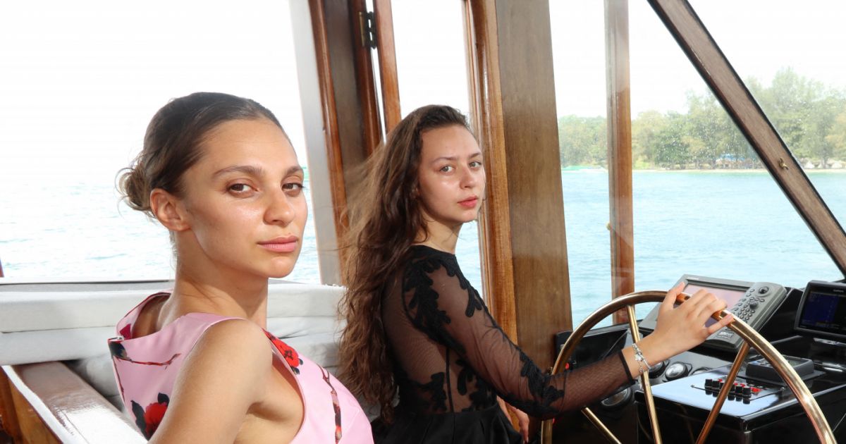 Shooting avec Adèle et Agathe de Fontenay habillées en Christophe ...