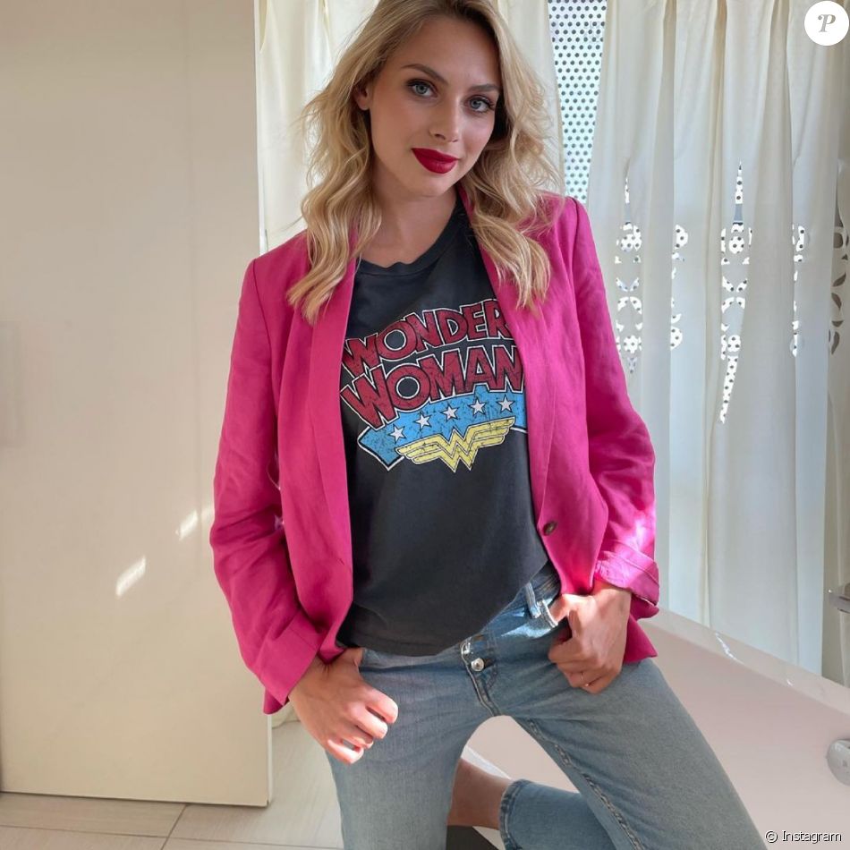 April Benayoum pose sur Instagram - Purepeople