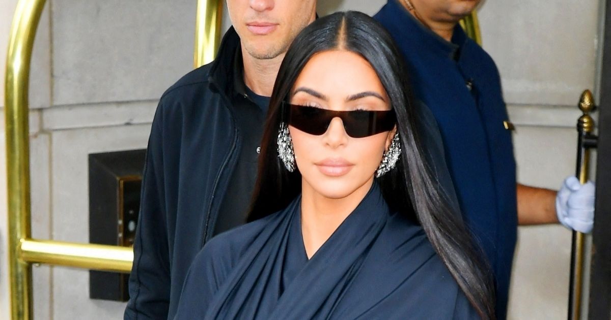 Kim Kardashian sort de l'hôtel Ritz Carlton et se rend aux répétitions ...